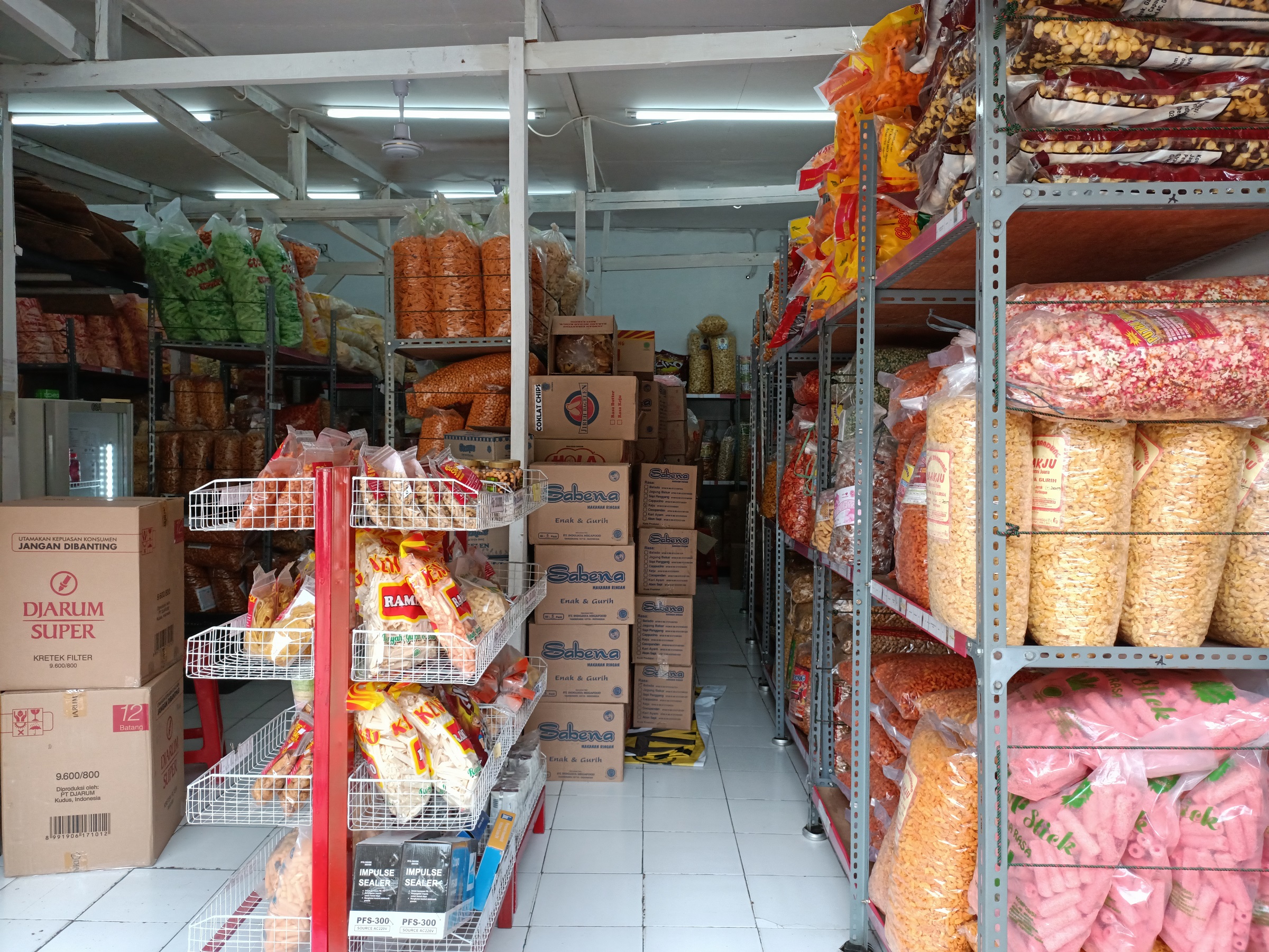 MERK SNACK PEDAS KILOAN PALING LARIS